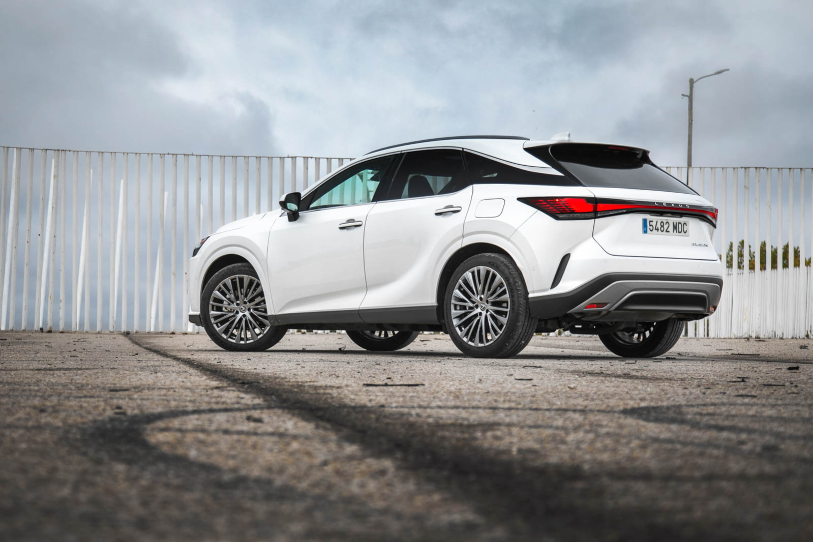 Fotos Lexus RX 450h+ Luxury (Blanco Sonic) MY2023 / Motor.es / Página 2