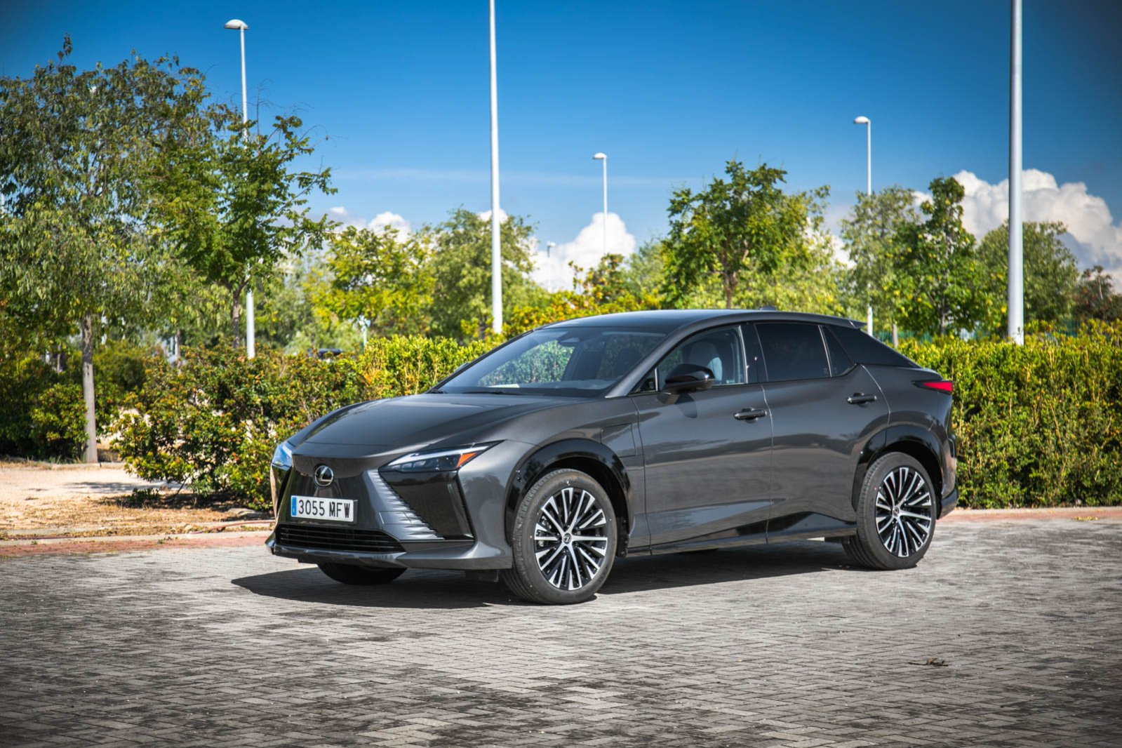 Fotos Lexus RZ 450e Luxury (Gris Sonic) MY2023 / Motor.es