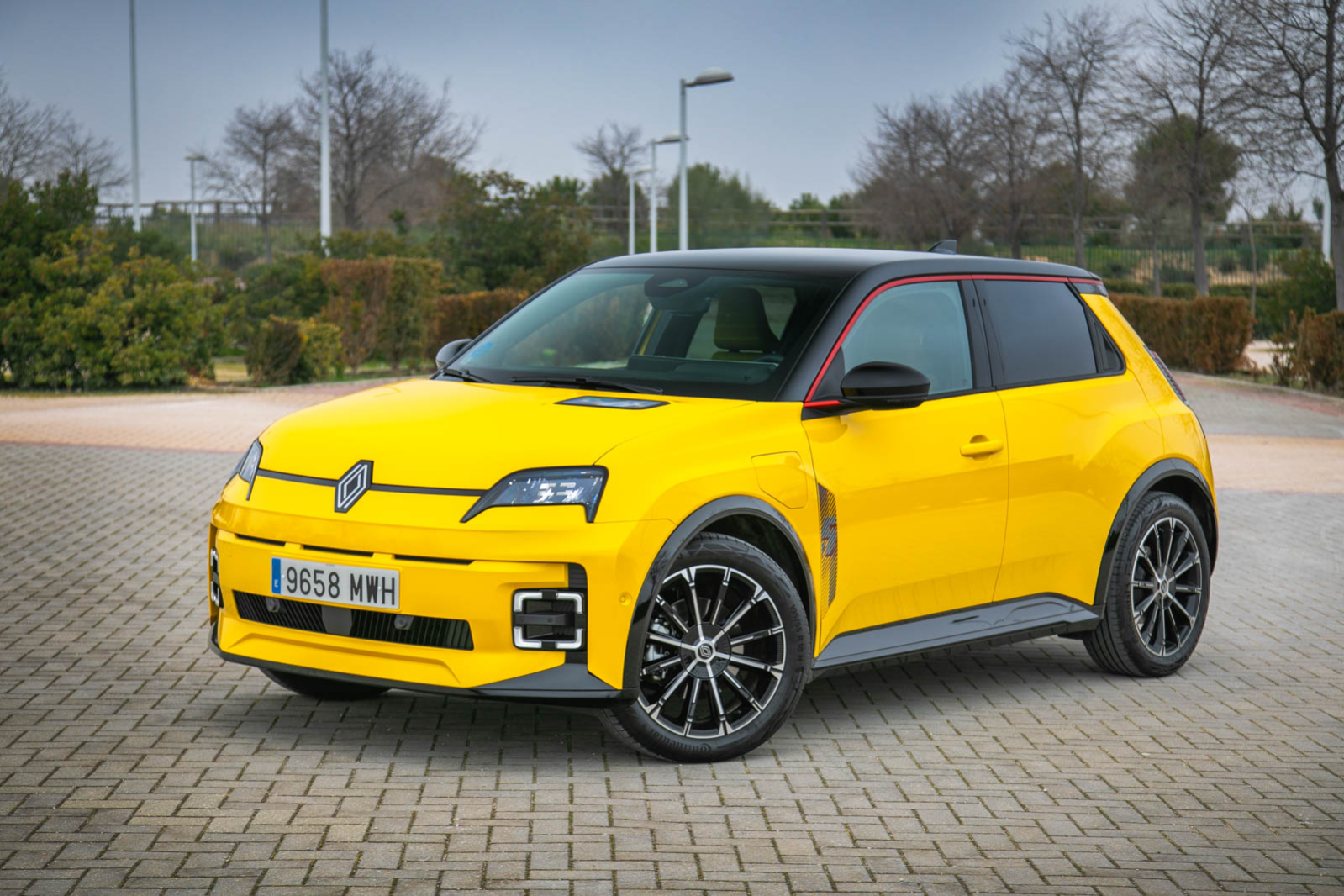 Fotos Renault 5 E-TECH 150 CV Autonomía Confort Iconic Cinq (Amarillo ...