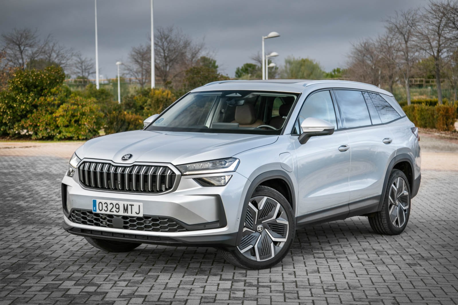 Fotos Skoda Kodiaq 1.5 TSI iV PHEV Plus (Smokey Diamond-Plata ...