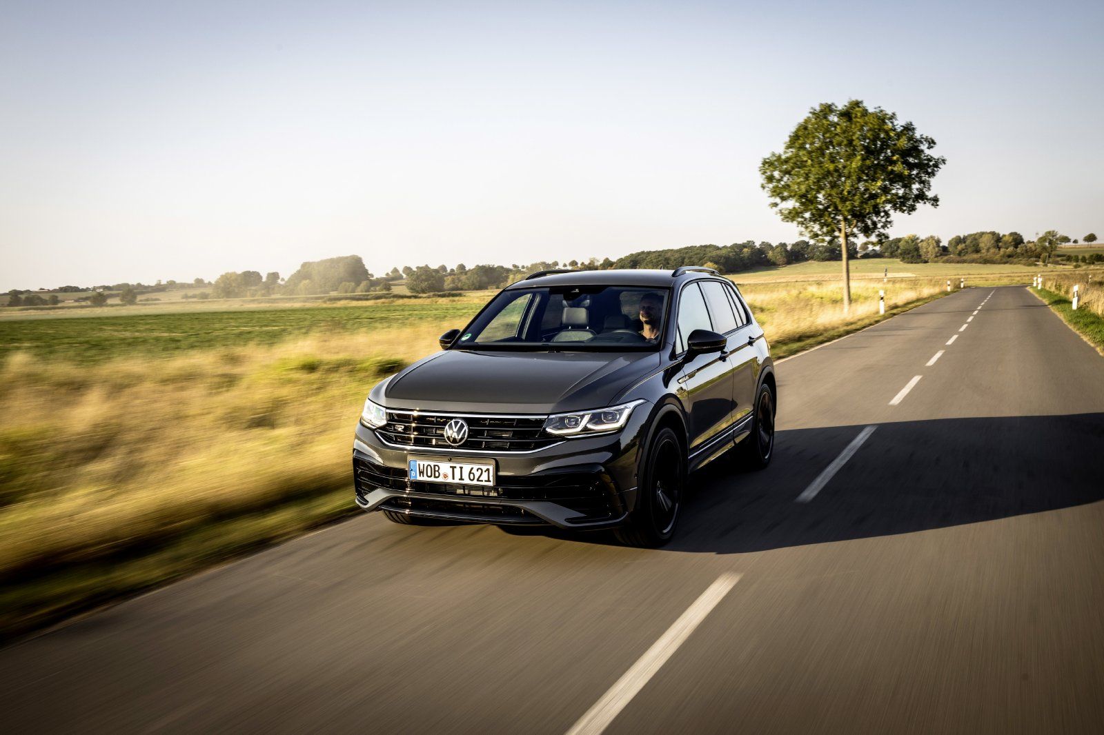 Fotos Fotos Volkswagen Tiguan R-line (Gris Delfin) MY2021 / Motor.es